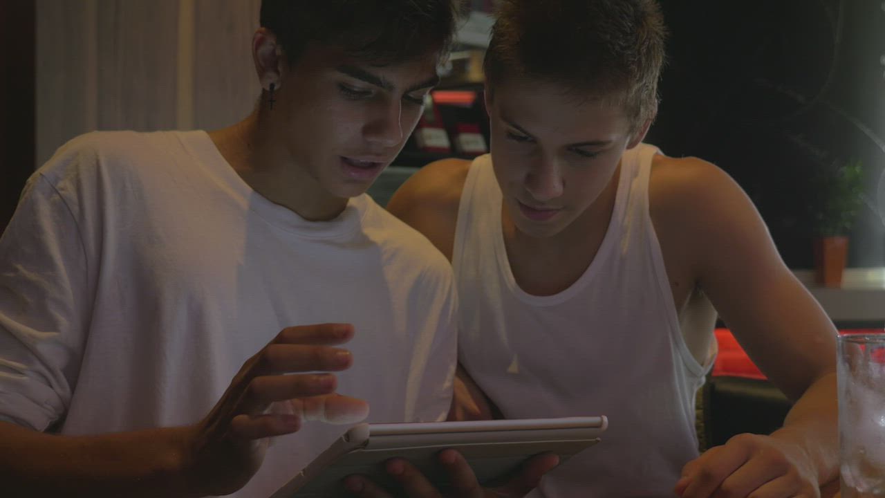 Two friends browsing social media - Free Stock Video