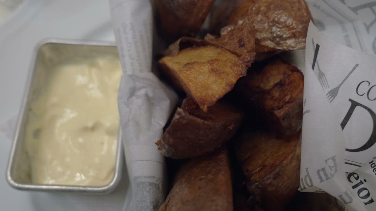 Eating large potato fries - Free Stock Video