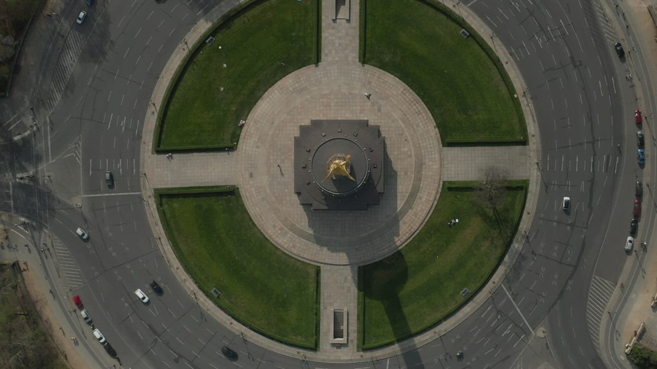 Top shot of a statue roundabout in the city - Free Stock Video