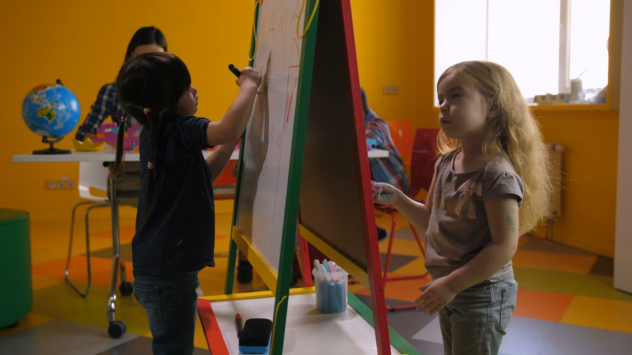Children drawing in art class - Free Stock Video