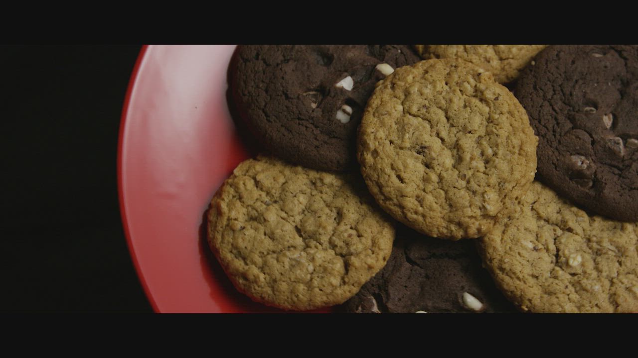 Cookies on a red plate rotating - Free Stock Video