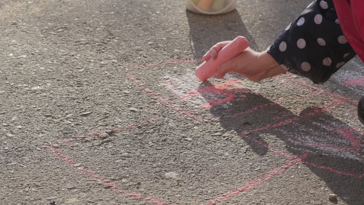Little girl drawing on the ground - Free Stock Video