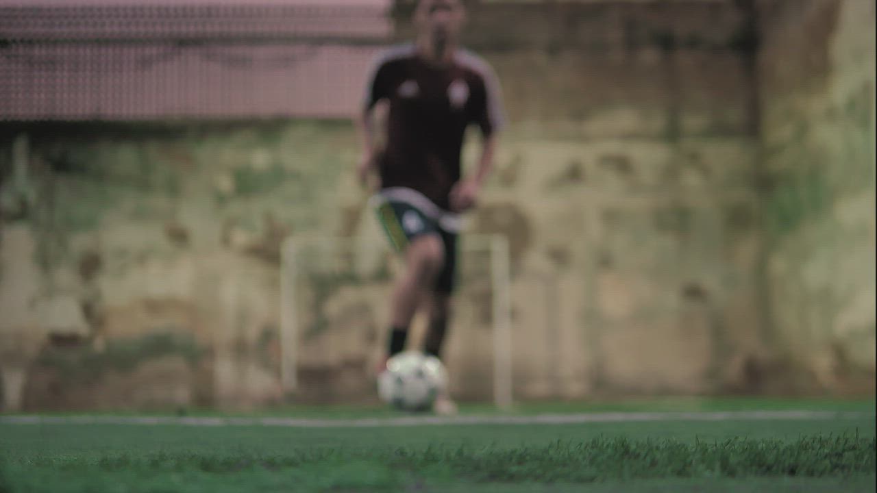 Football player moving forward - Free Stock Video