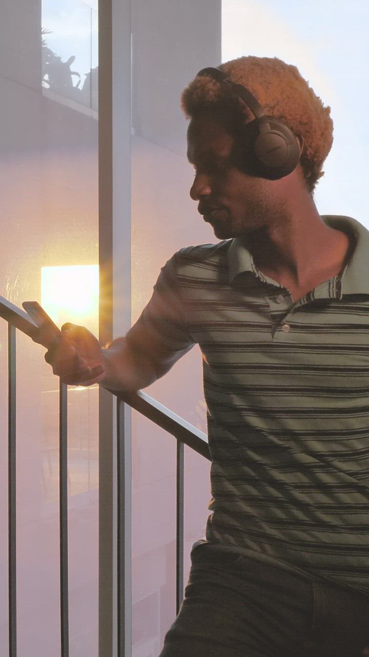 Man texting with his cellphone - Free Stock Video