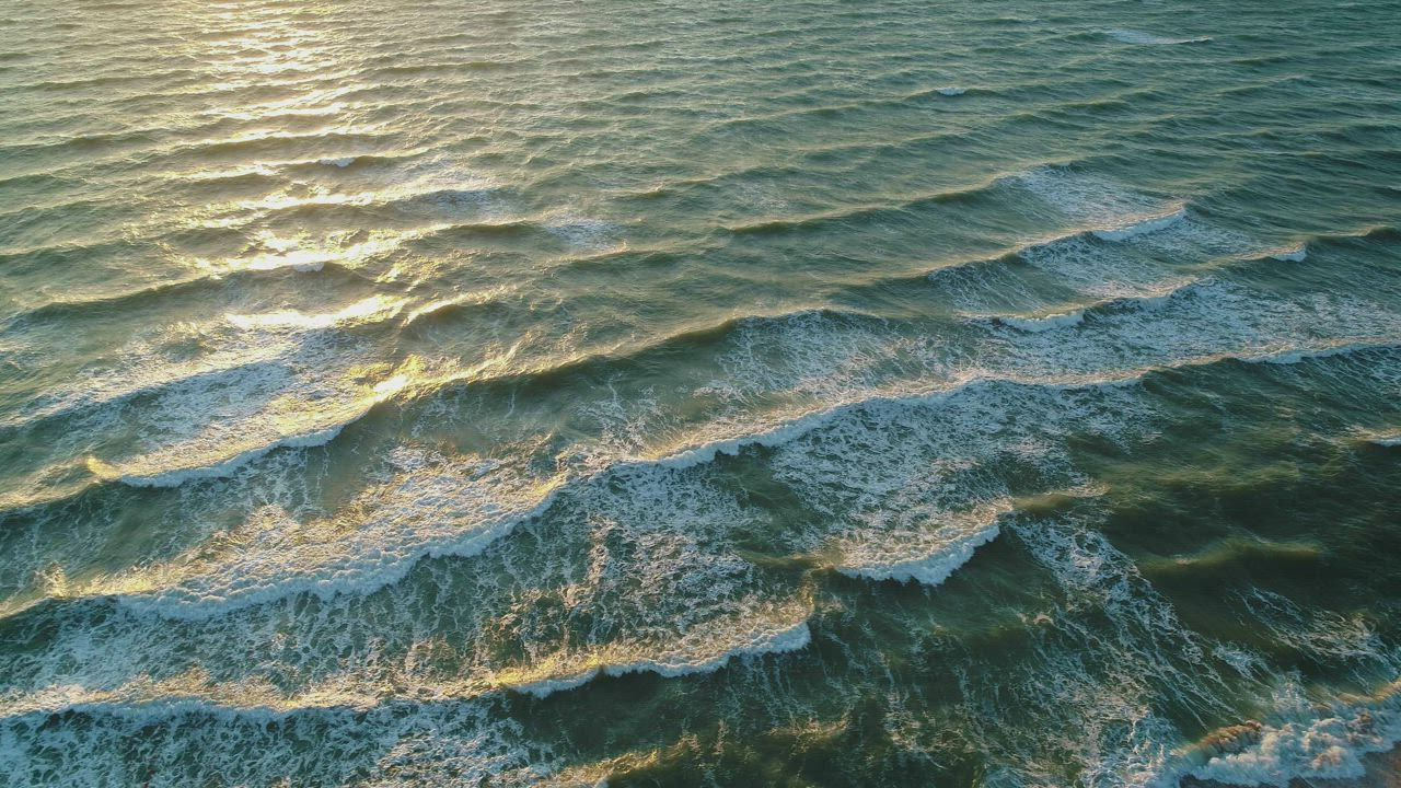 Sea water rippling and foaming gently - Free Stock Video