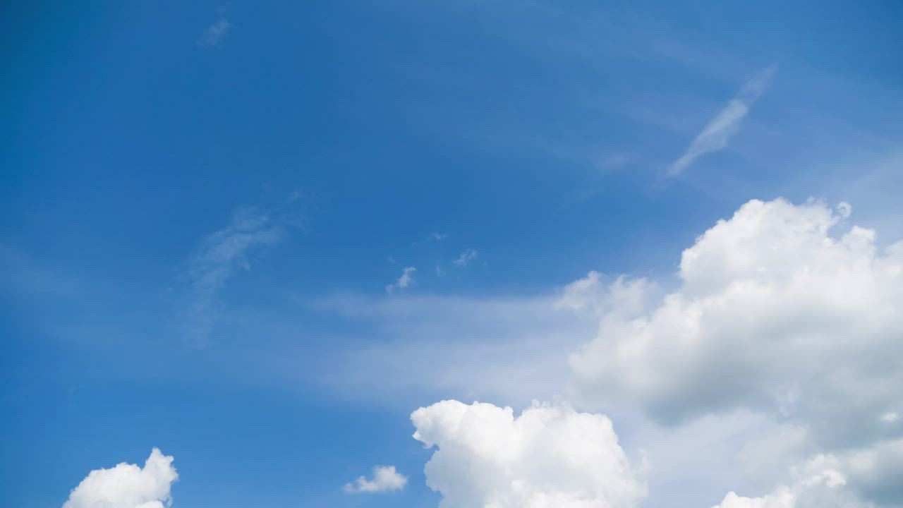 Clouds moving smoothly in the sky - Free Stock Video