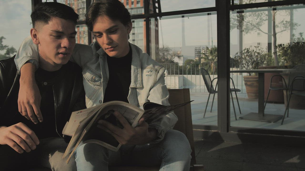Men reading on a date - Free Stock Video