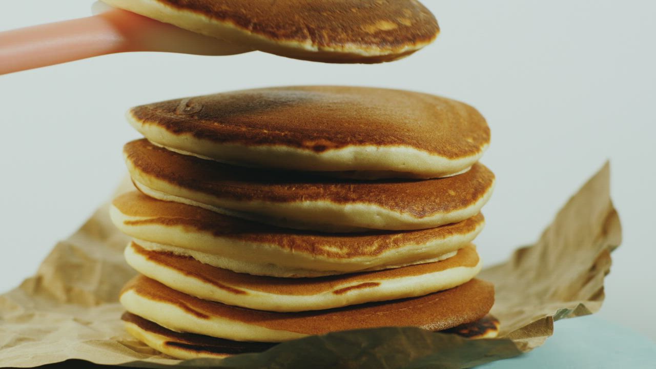Stacking pancakes on a pile - Free Stock Video