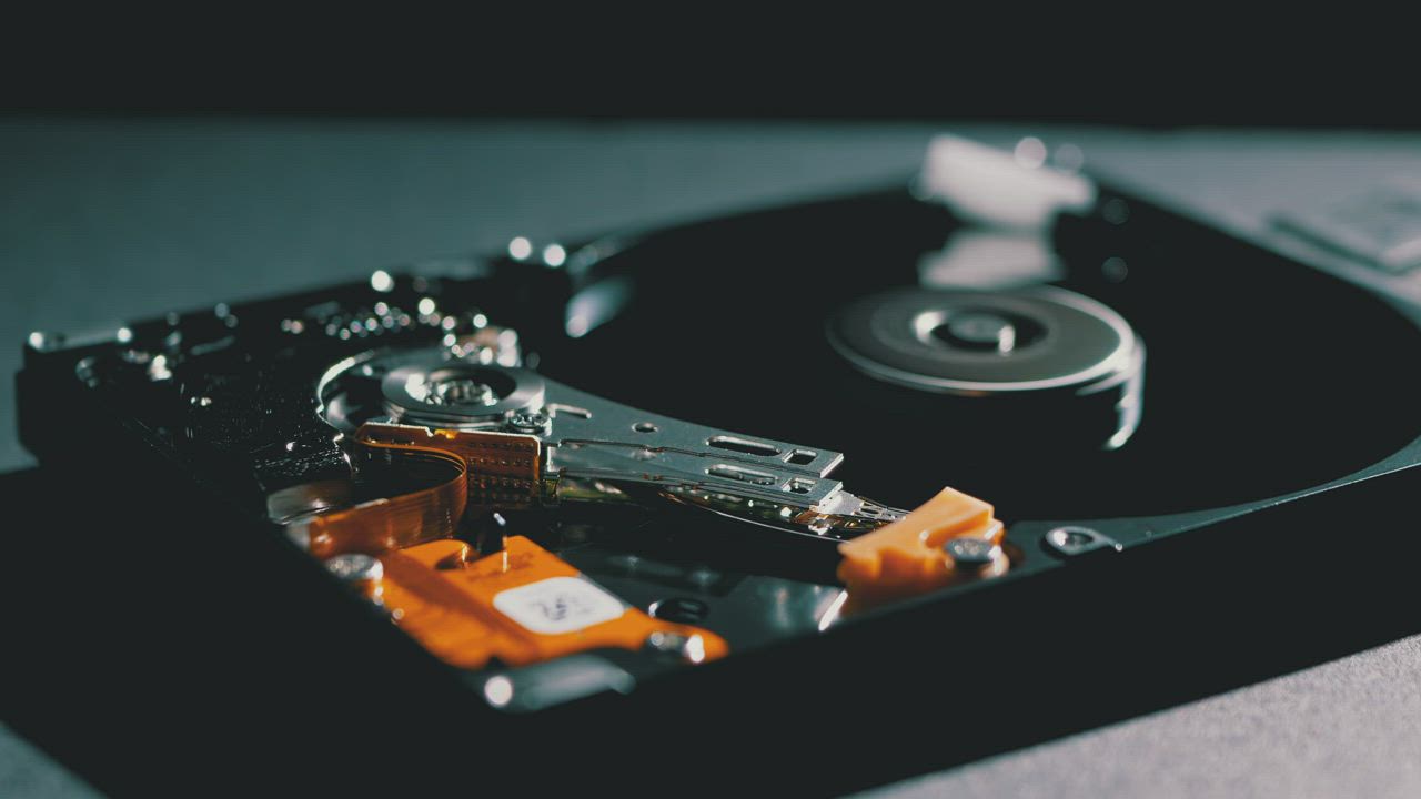 Hard disk drive with a spinning platter - Free Stock Video