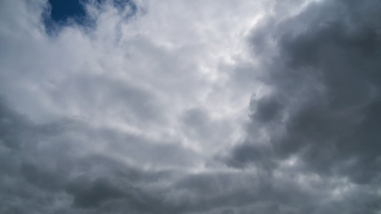 Clouds moving before the storm - Free Stock Video