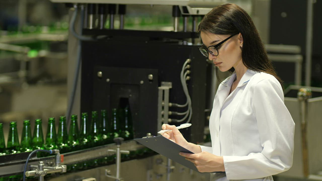 Female inspector checking beer production - Free Stock Video