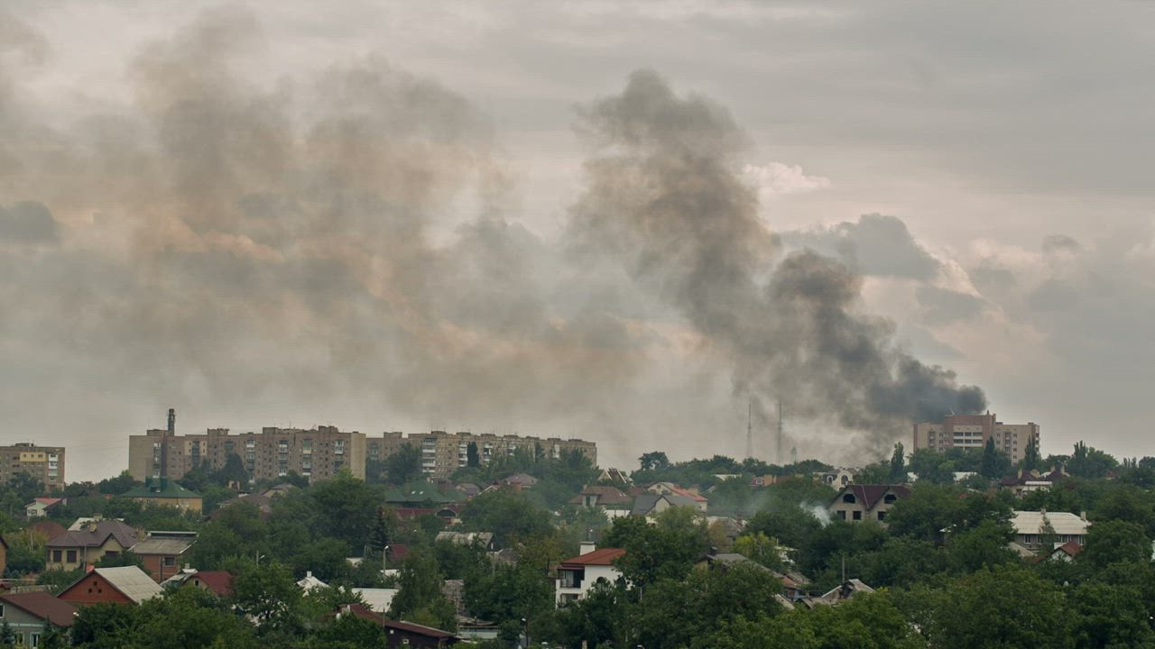 Building on fire in the distance in a city - Free Stock Video