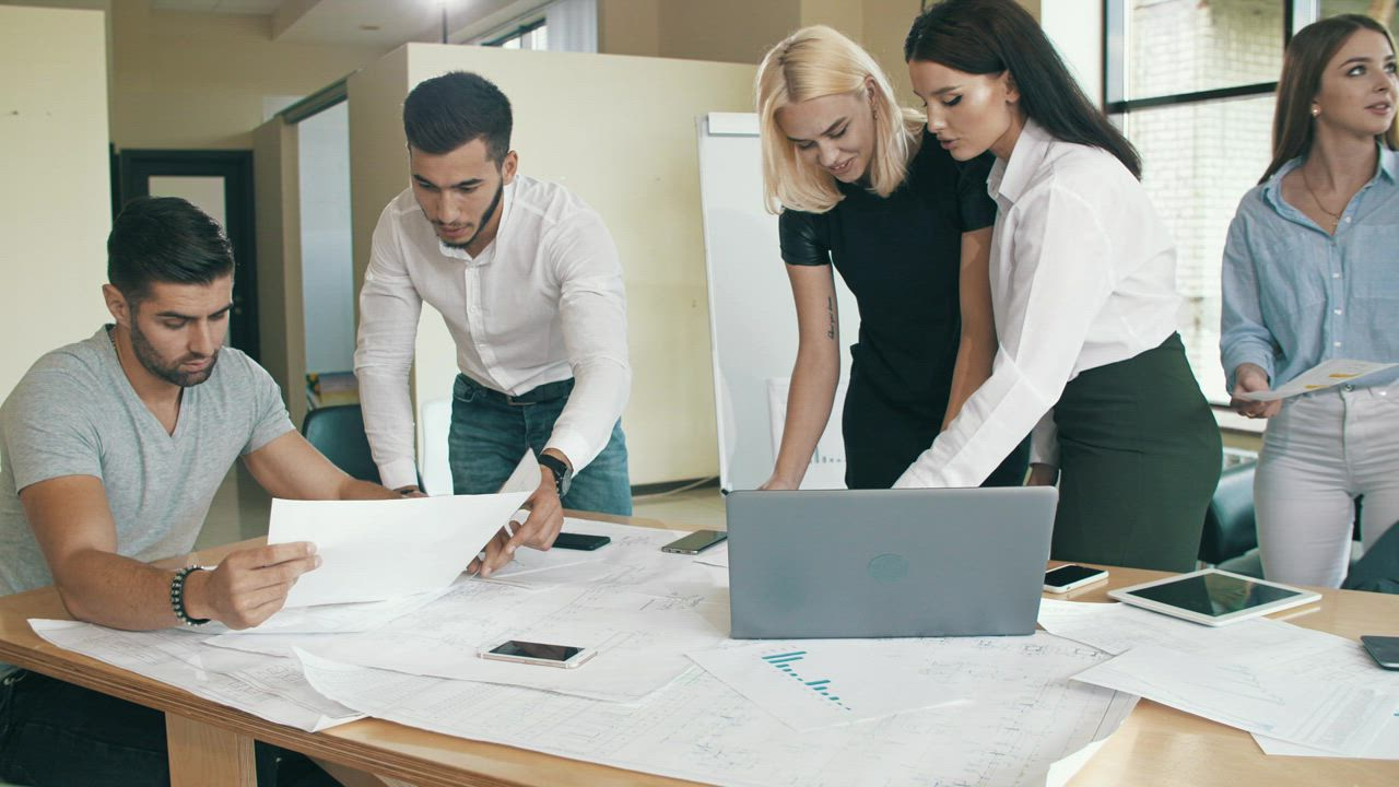 Work team working hard in the office - Free Stock Video