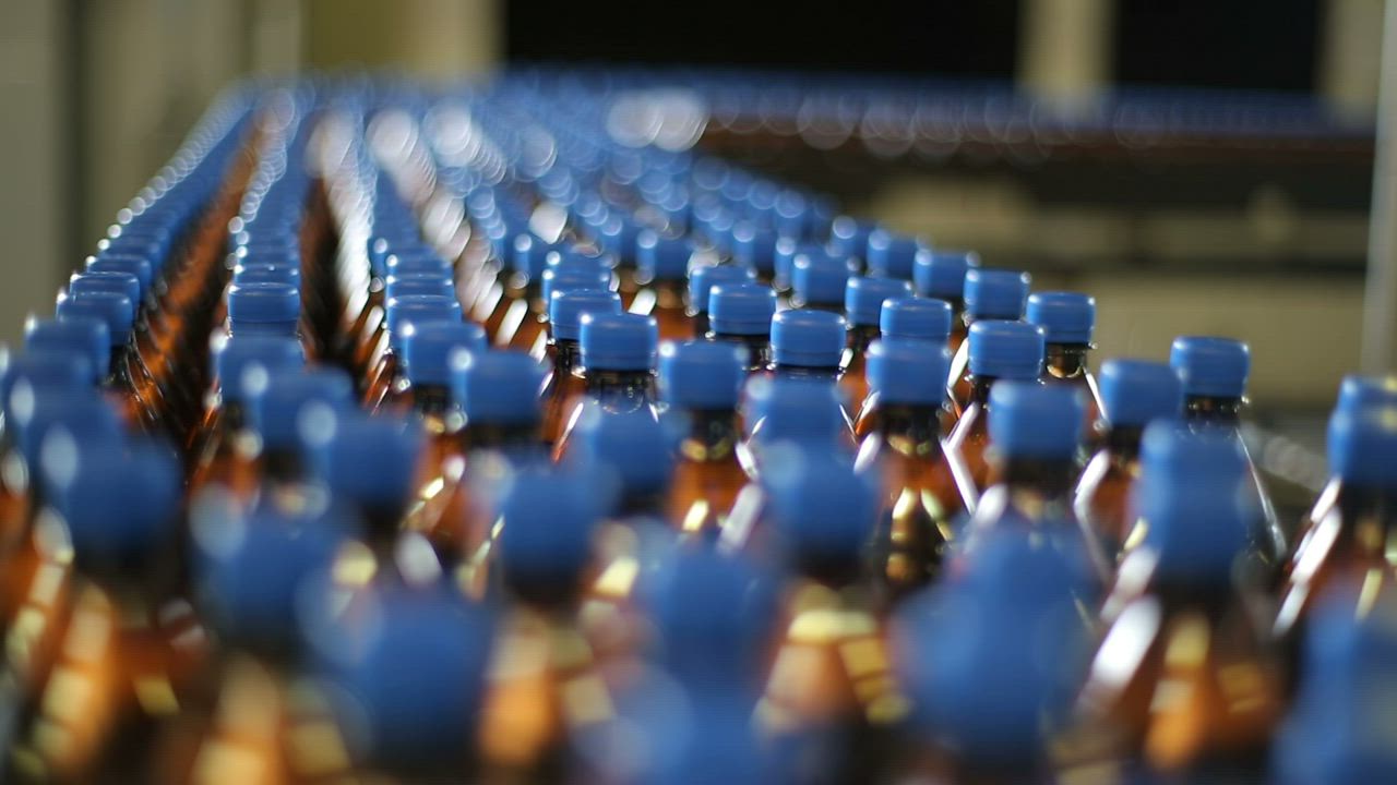 Production of sodas in a factory - Free Stock Video