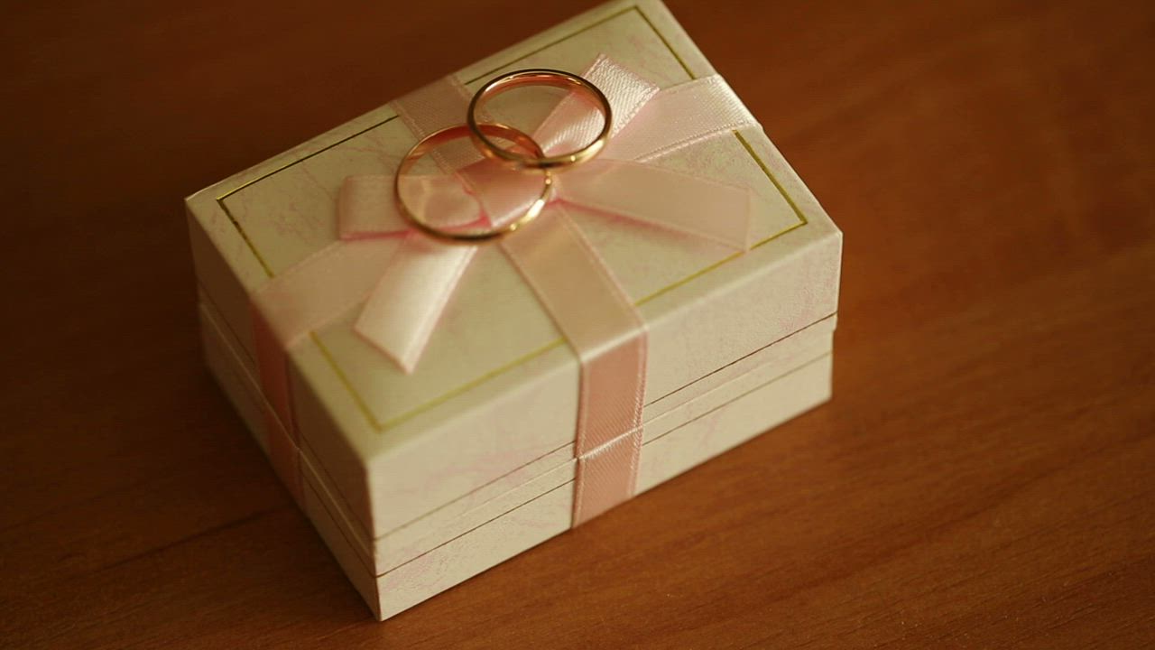 Wedding rings on its box - Free Stock Video