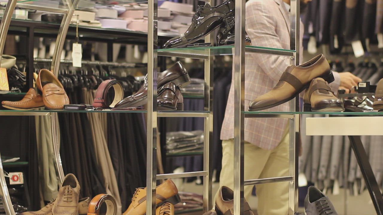 Employee working in a shoes store - Free Stock Video