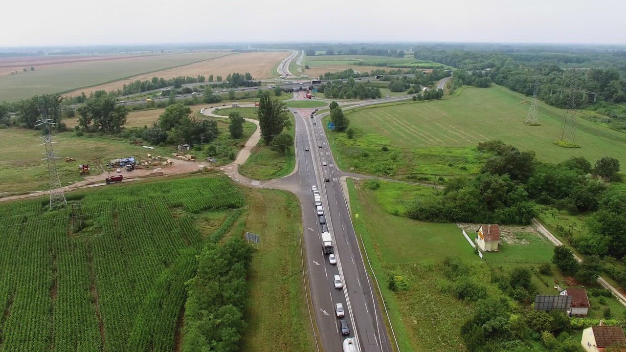 Traffic on a highway going through the countryside - Free Stock Video
