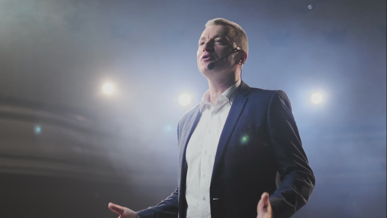 Successful speaker giving an exciting talk - Free Stock Video