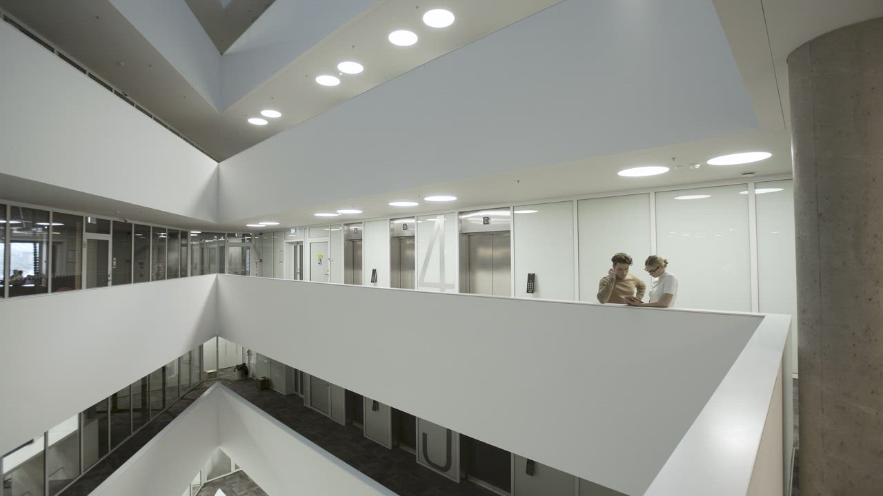 Two people talking inside a building - Free Stock Video