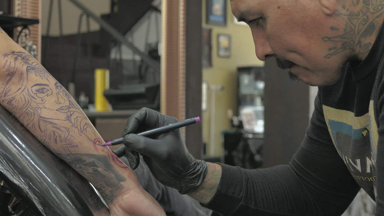 Tattooed tattooist working - Free Stock Video