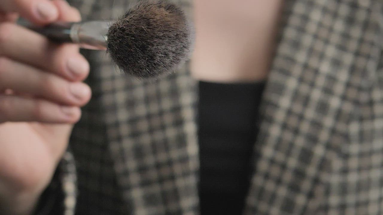 Slowly shaking a powder makeup brush - Free Stock Video