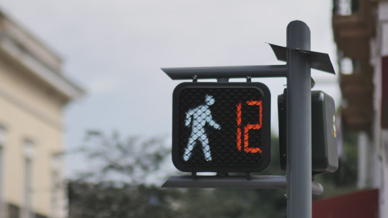 Pedestrian traffic light with a timer reaching zero - Free Stock Video