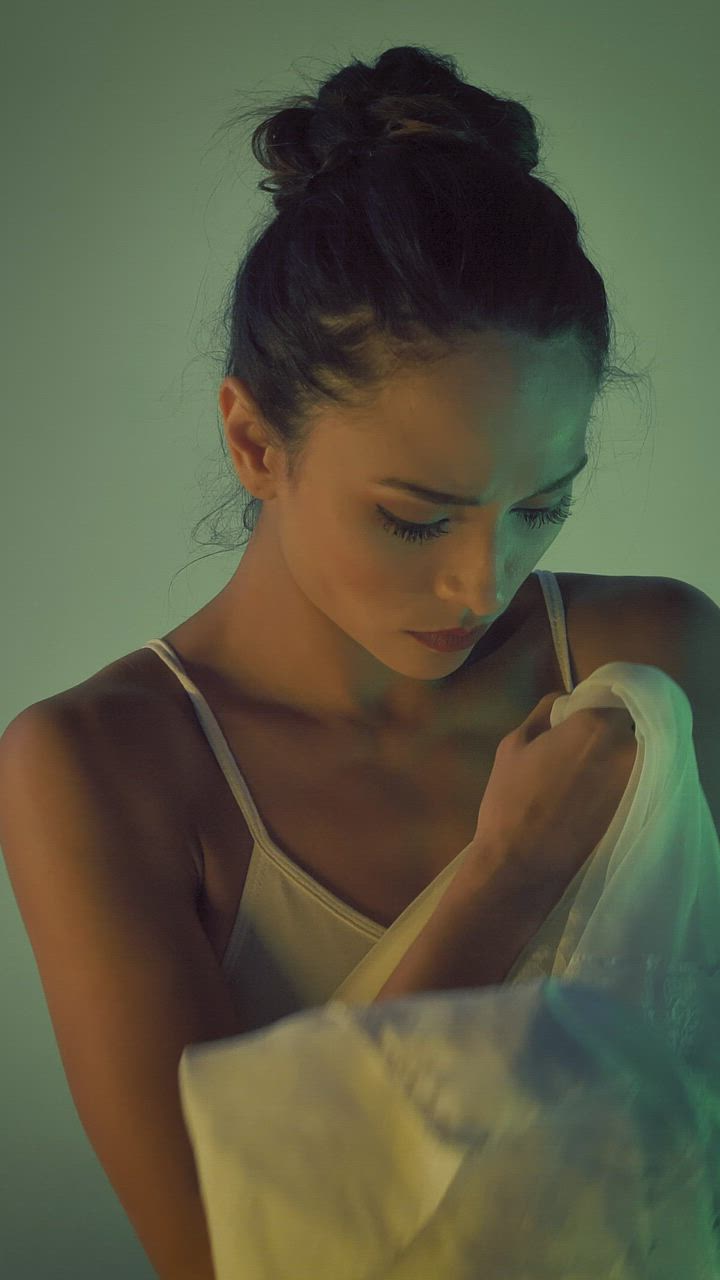 Girl dancing contemporary dance steps - Free Stock Video