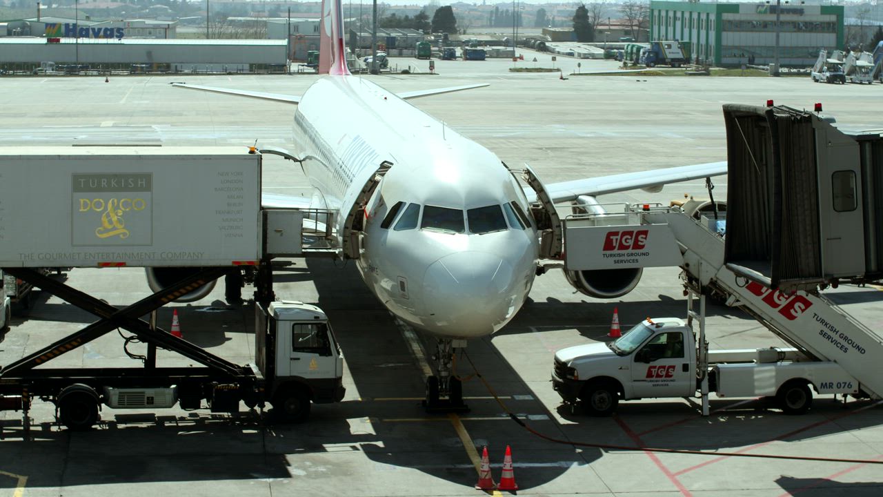Staff preparing passenger plane for take-off - Free Stock Video
