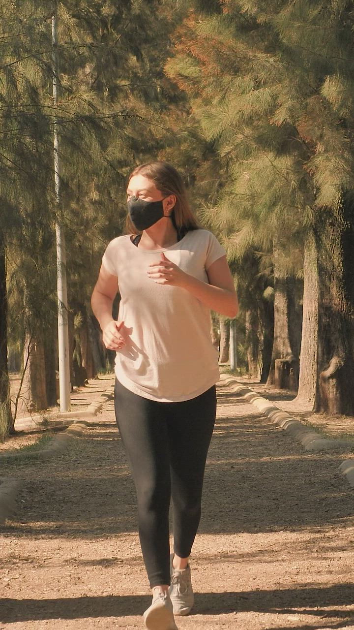 Woman wearing a mask while running - Free Stock Video
