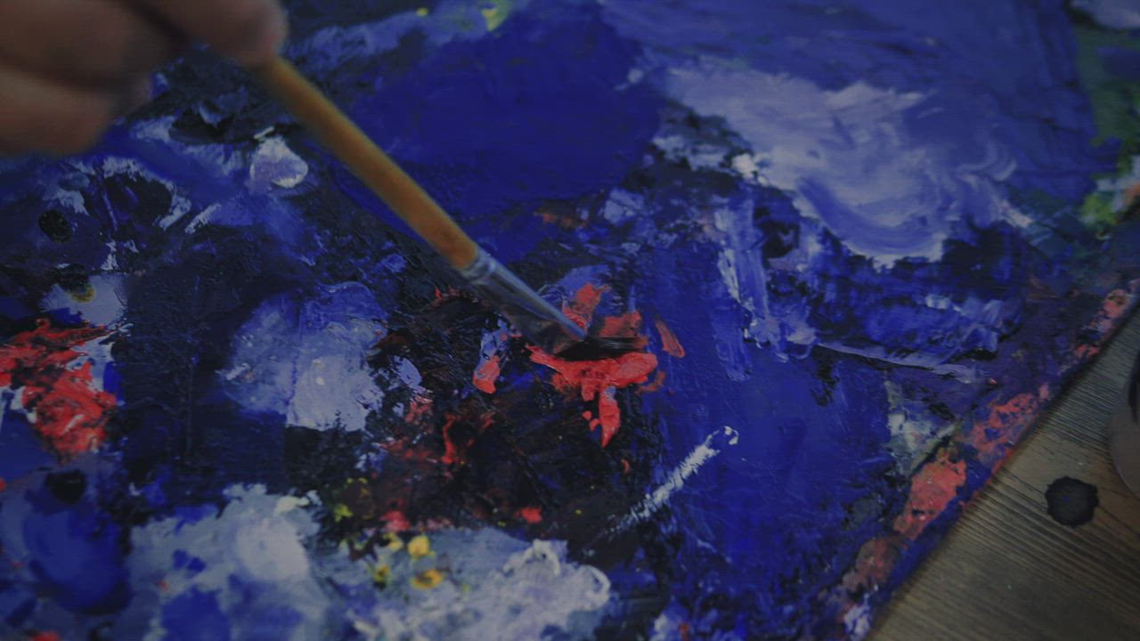 Painter taking paint from a palette - Free Stock Video