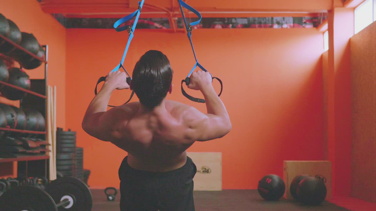 Strong man doing reps in a gym - Free Stock Video
