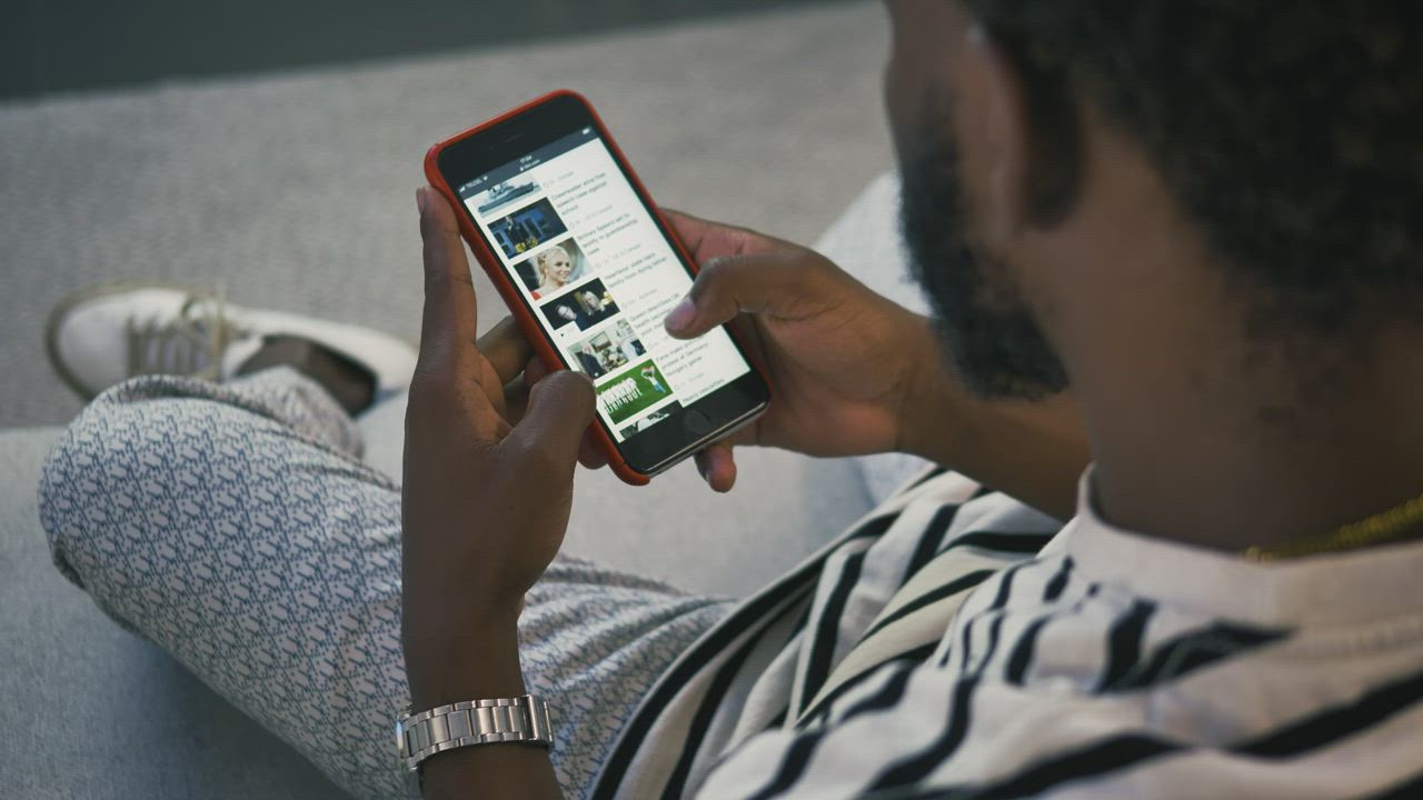 Man answering a whatsapp - Free Stock Video