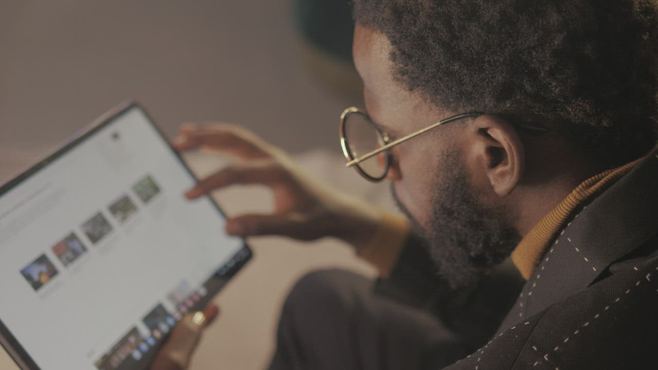 Young man browsing the Internet with a tablet - Free Stock Video