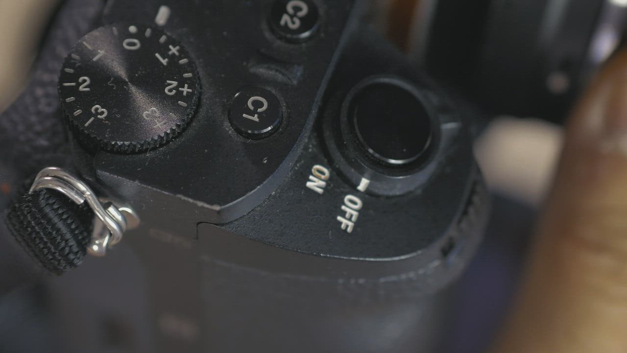Turning off a DSLR camera - Free Stock Video