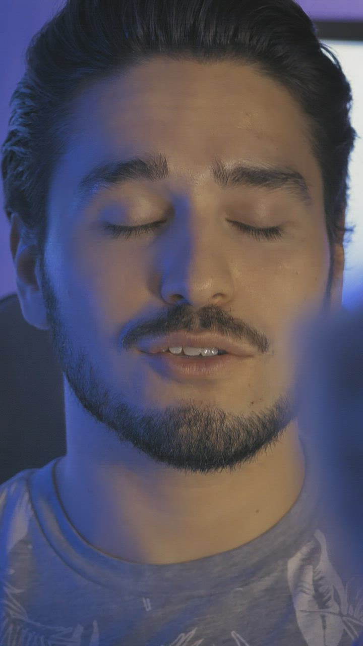 Face of a vlogger speaking to the camera - Free Stock Video