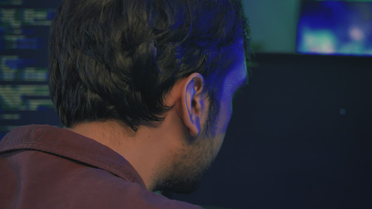 Professional programmer working on a large computer - Free Stock Video