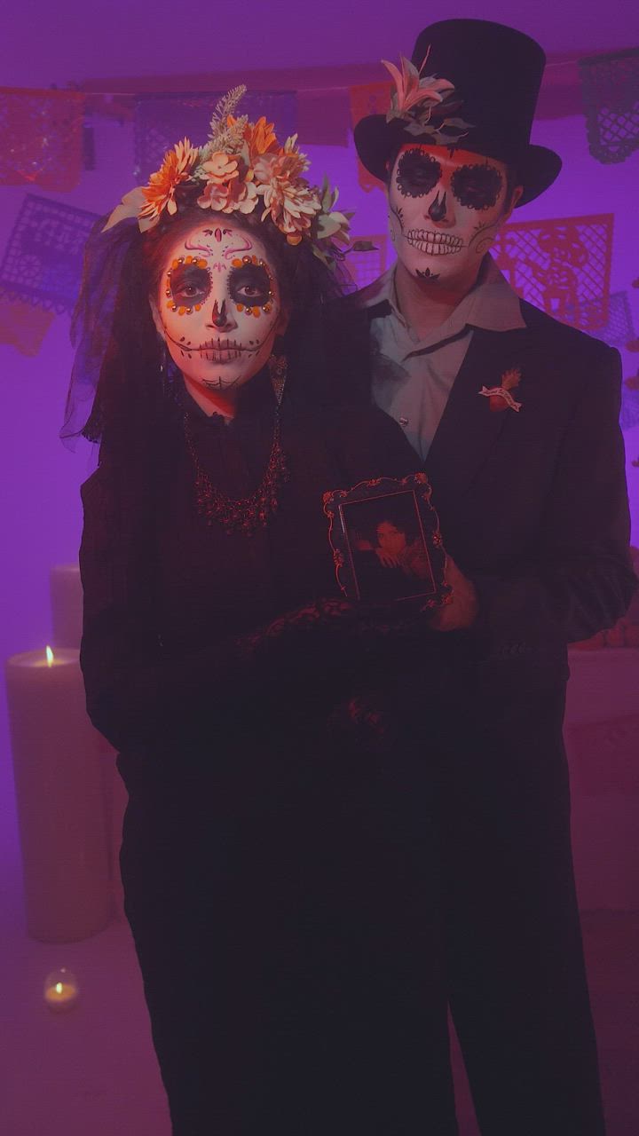 Portrait of a couple of catrines with a photo in their hands - Free ...