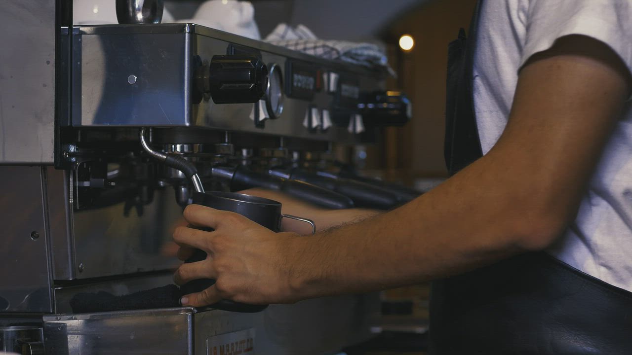 Skilled employee working in a coffee shop - Free Stock Video