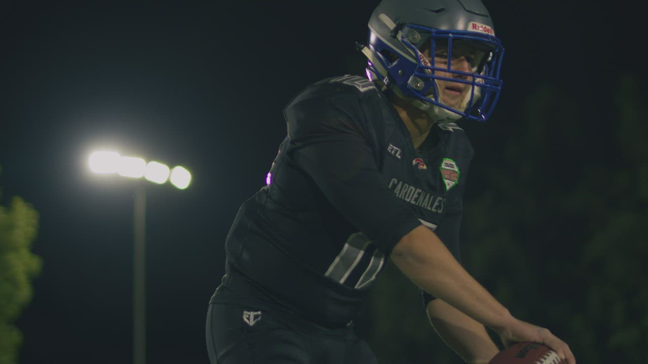 Quarterback throwing a pass - Free Stock Video