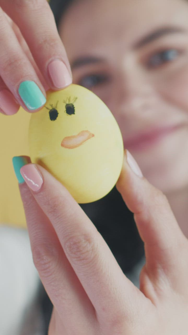 Easter egg with chicken face - Free Stock Video