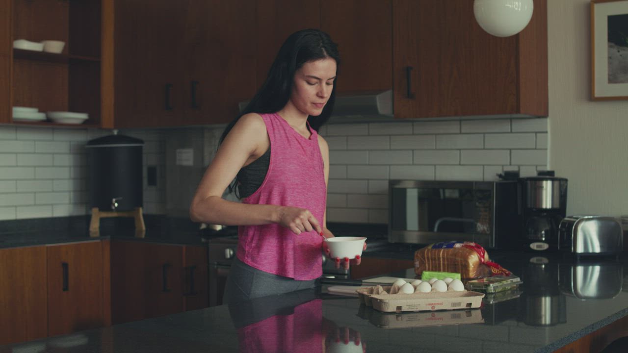 Woman preparing her lunch in the morning - Free Stock Video