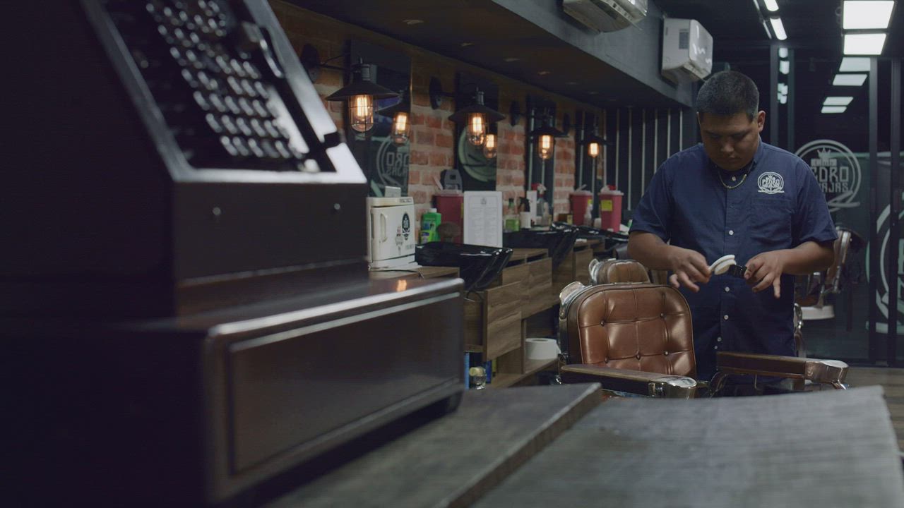 Barber cleaning his hairdressing kit - Free Stock Video