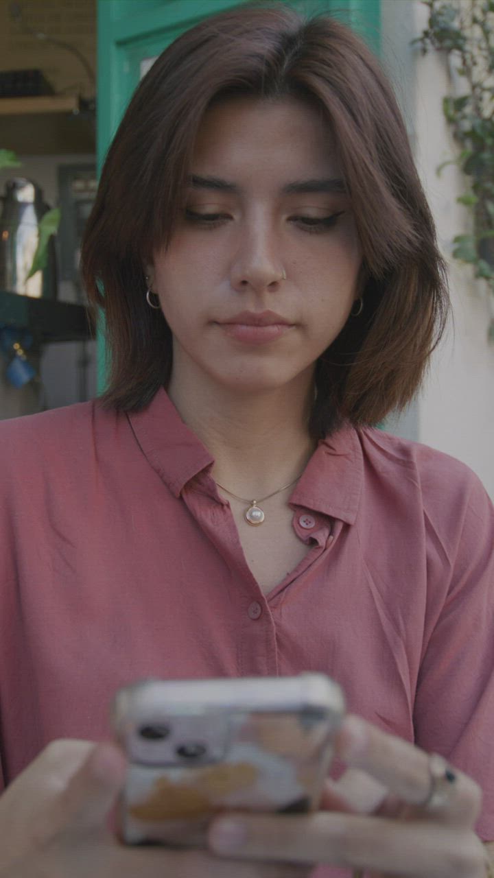 Woman typing on her cell phone - Free Stock Video