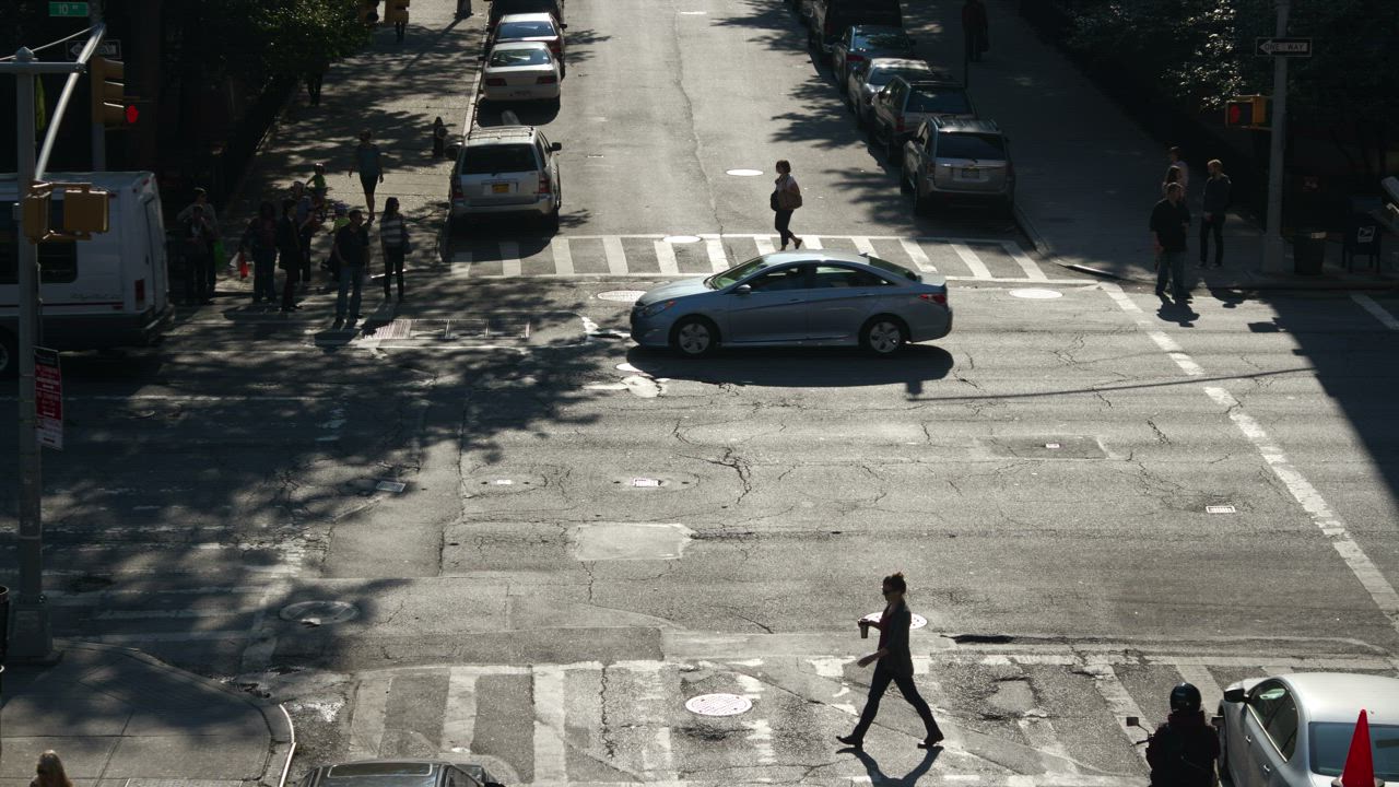 Traffic in a crossroads - Free Stock Video