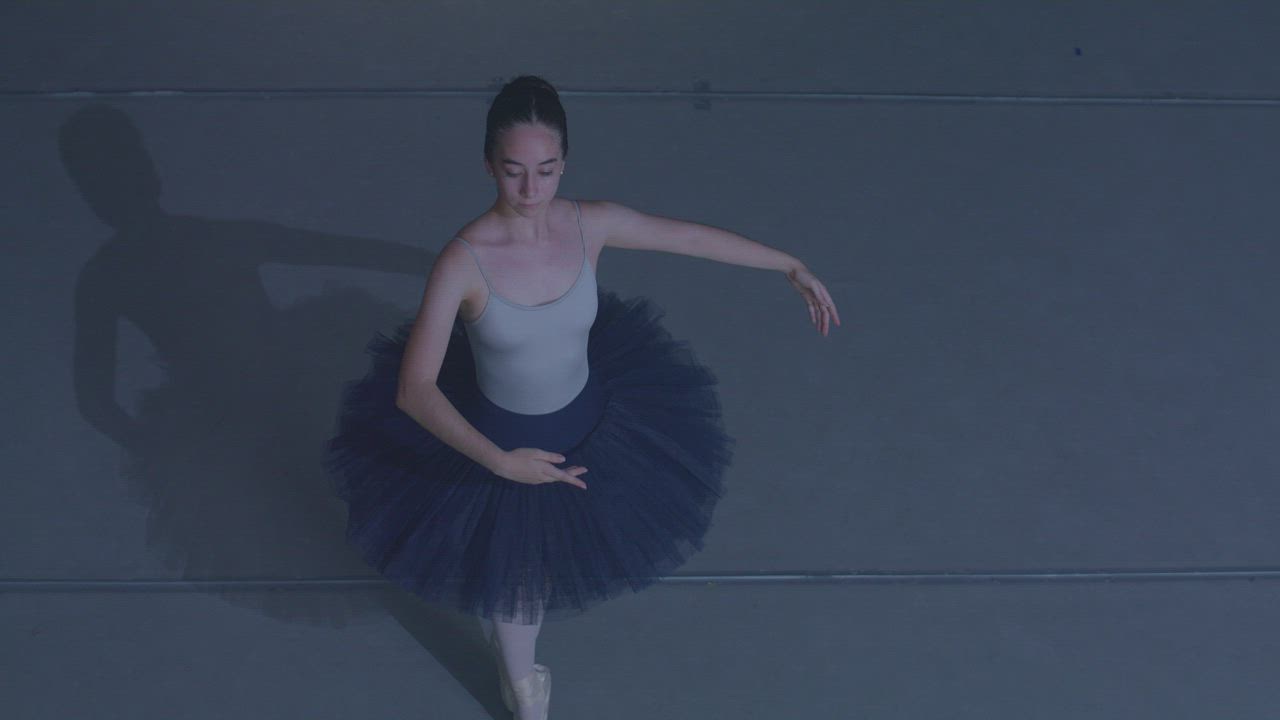 Ballet dancer twirling on toes - Free Stock Video