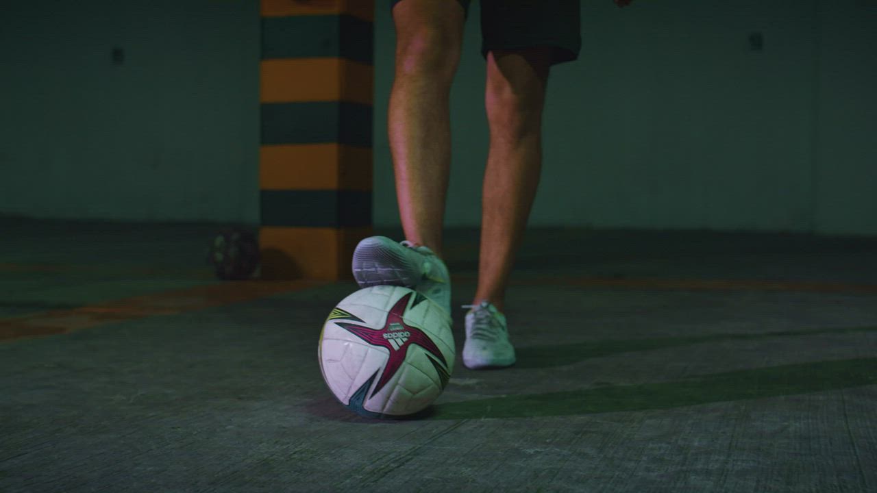 Man juggling the ball very skilfully - Free Stock Video