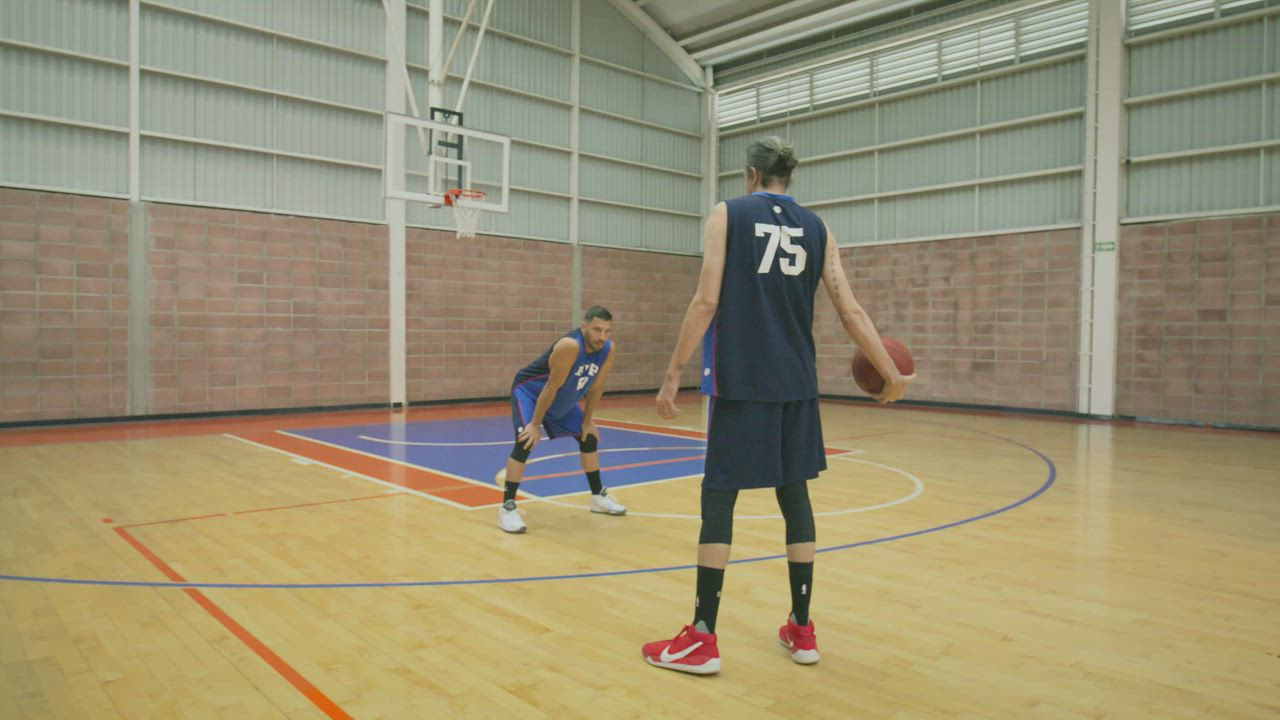 One vs one between two basketball players - Free Stock Video