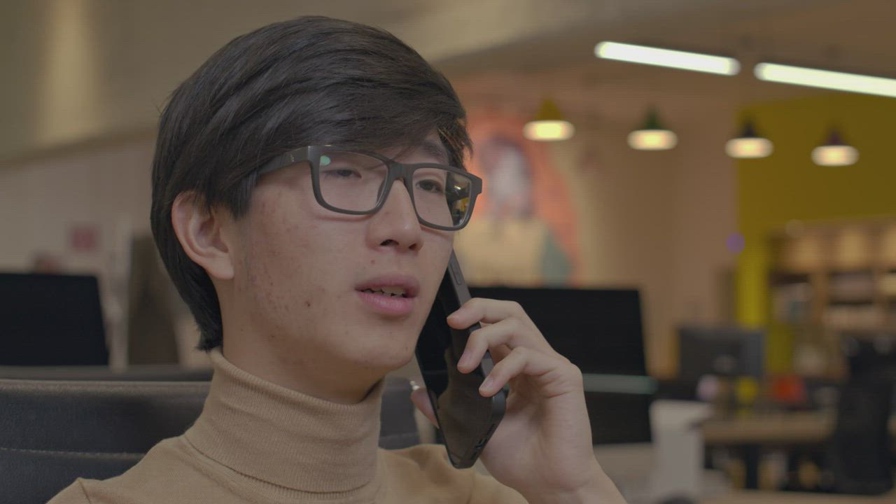 Man on a phone call in the office - Free Stock Video