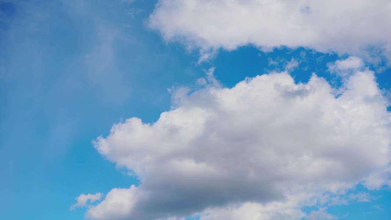 Dreamy fluffy clouds floating through the sky on a sunny day - Free ...