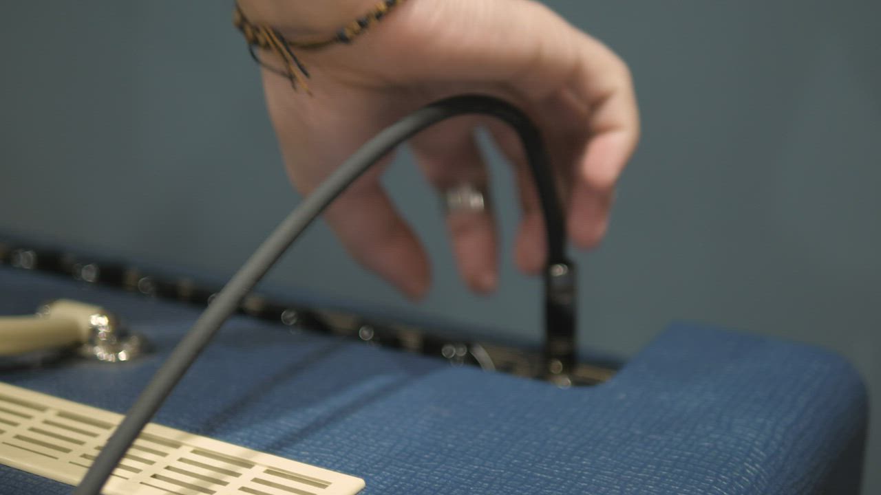 Disconnecting an instrument from an amplifier - Free Stock Video